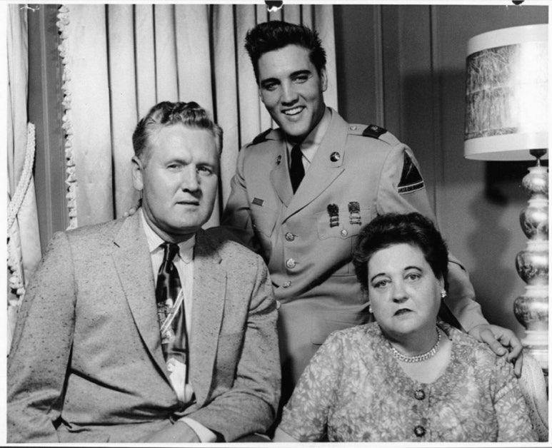 어머니를 생각하며...Elvis Presley sings Mama Liked The Roses '엘비스 프레슬리'- '엄마는 ...