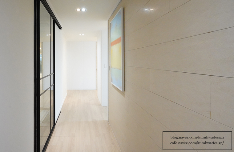 갤러리 같은 느낌으로 따뜻한 온기가 느껴지는 집[부천 약대동 두산위브트레지움 2단지 44평 아파트 거실 인테리어] : 네이버 블로그