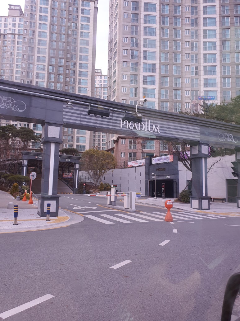 창원 진해 남문시티프라디움 화장실바닥배수구막힘 화장실바닥에서 물안내려갈때 하수구뚫는법과 유의사항은 화장실바닥하수구막힘의 원인과