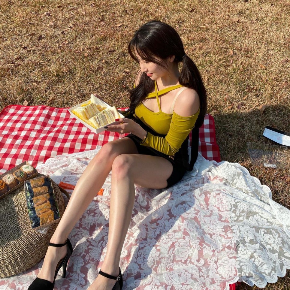 남자의 시선 제나 패트리온 Jenasis 대피소 초미니 골반 뒷태 필라테스 요가 레깅스 몸매 움짤 수위 피크닉이고 나발이고