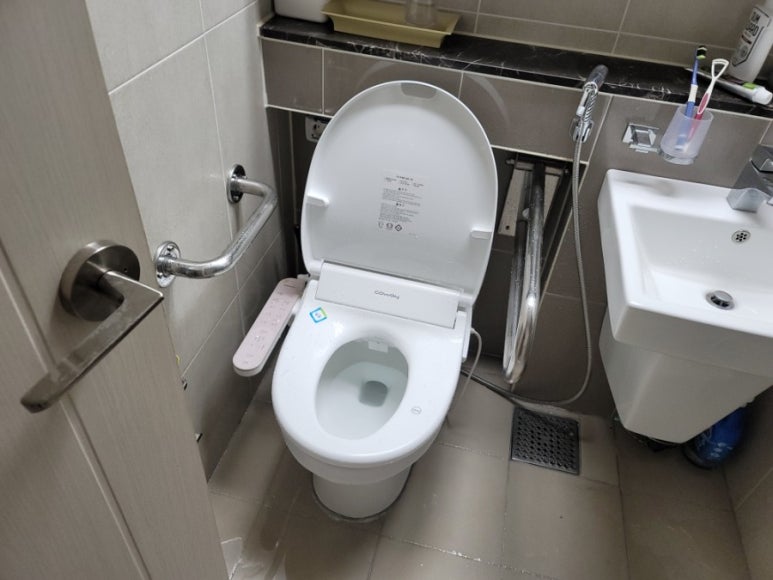 장애인 보조 손잡이 낙상사고 및 지지대 역할을 하는 안전바 가정집 화장실에 시공 네이버 블로그