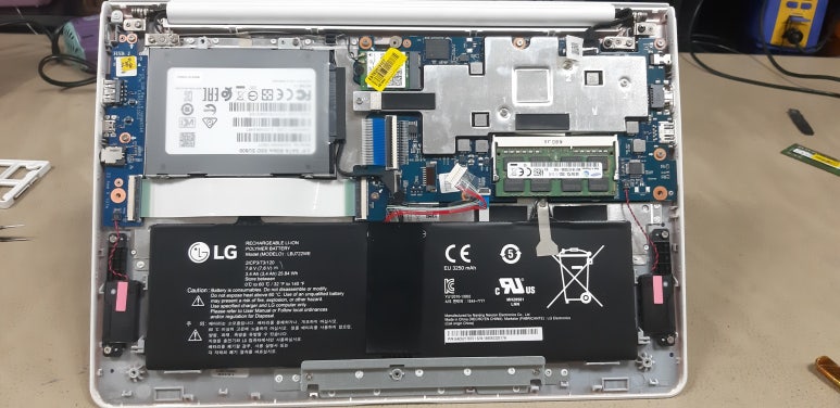 부산엘지노트북수리점,엘지노트북컴퓨터 13U360,LG13U36,13U360-EU20K (13U360-E.AU20K) 디스크용량이 너무 적어서 작업에 상당한 지장이 있는 ...