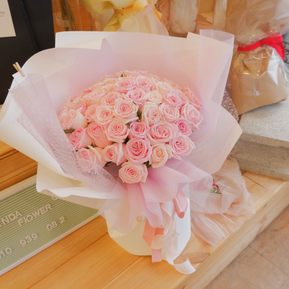 신현리꽃집능평꽃집오포꽃집경기광주꽃집 헤라장미 오십송이 꽃다발 여자친구선물 핑크 장미 오십송이 꽃다발 분홍장미꽃말
