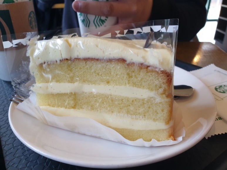 스타벅스 신상 촉촉 슈크림 레이어케이크 🍰 네이버 블로그