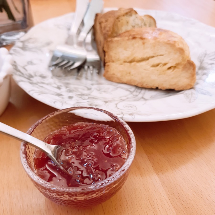 달콤한 봄 그리고 맛있는 딸기축제딸기과육이 몽글몽글 맛있게 씹히는 수제딸기잼 만들기 따끈포슬 수제스콘 영산대반송도서관 카페