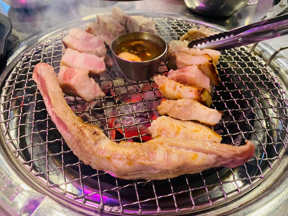 노량진 삼겹살 웨이팅 노량진역 맛집 고시생들 허기진마음 다독여주는 뼈삼겹갈비 다독이네 숯불구이미나리삼겹살and구워주는 고기집