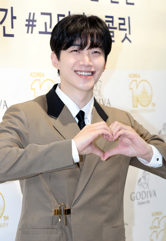 가수 이준호 군대에 안 간 이유는 그것 때문 나이 키 본명 별명 학력 프로필 2pm 옷 소매 붉은 끝동