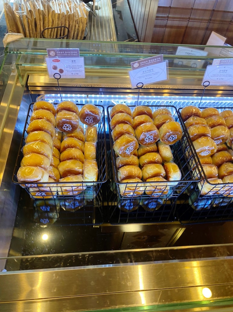 추억의 빵 맛집 태극당 본점 모나카 아이스크림 야채사라다 월병 단팥빵 맛 본 솔직 후기 네이버 블로그