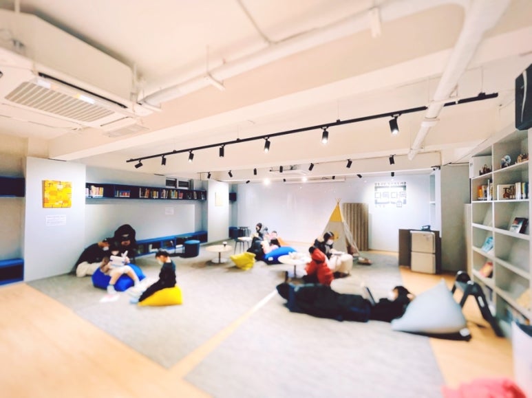 초등 여름방학 동네 북카페 작은 도서관 무료 프로그램 활용하기(강동구립 북카페 도서관 다독다독 고덕점/ 영어 뮤지컬) : 네이버 블로그