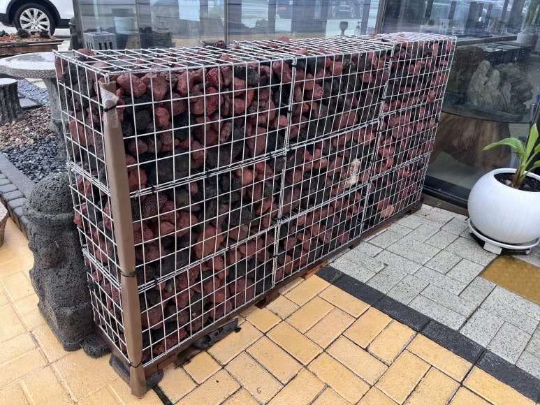 돌망태 현무암 개비온 담장 야외 테이블 의자 세트 가림막 파티션 마당 조경 정원 천연 자재 셀프 인테리어 집 꾸미기 전원 단독