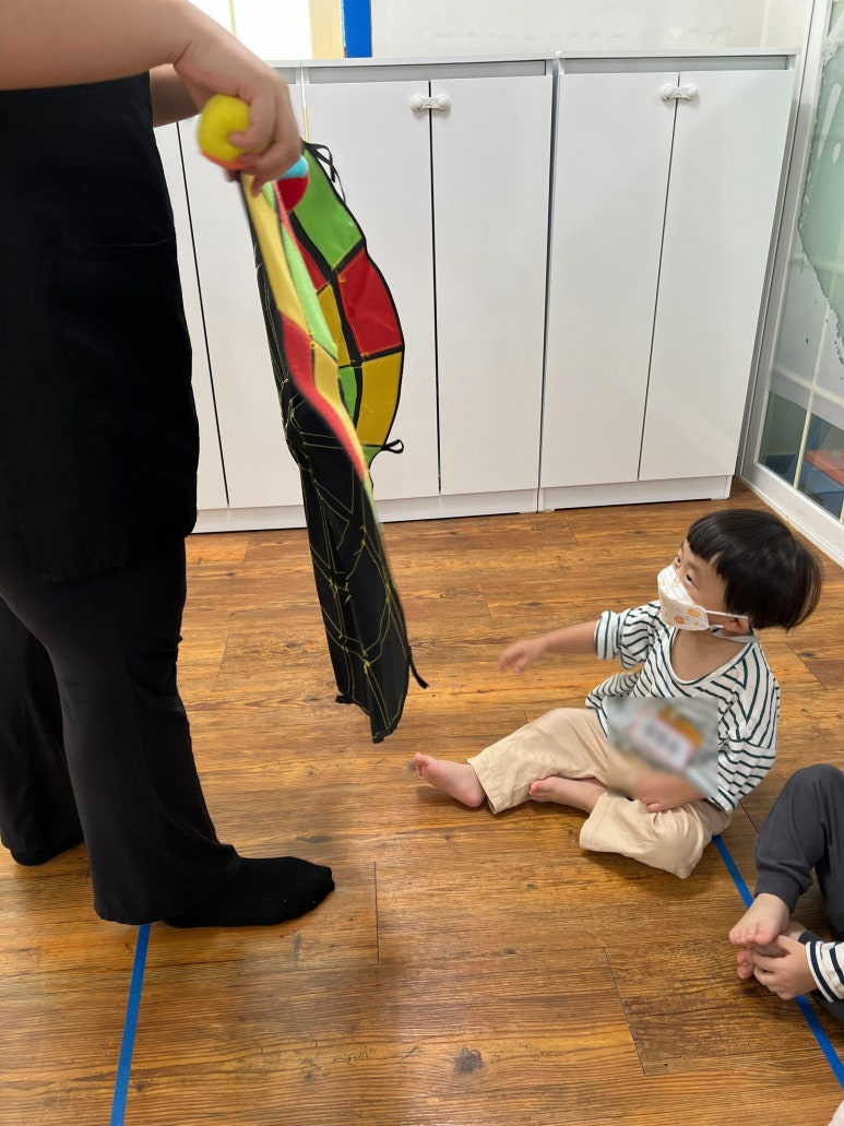 인천해뜨는어린이집 3살만1세 기저귀를 쌓아요 마당놀이터 휴지로 문질문질 그림을 그려요 오감특강수업 네이버 블로그