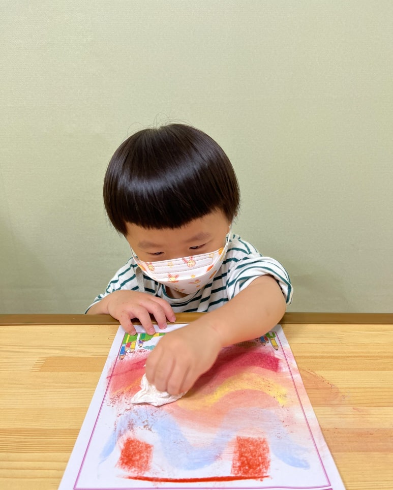 인천해뜨는어린이집 3살만1세 기저귀를 쌓아요 마당놀이터 휴지로 문질문질 그림을 그려요 오감특강수업 네이버 블로그