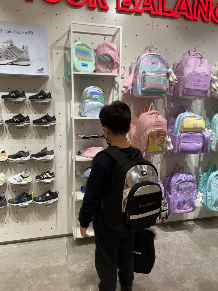 초등학교 1학년 준비 책가방 뉴발란스책가방 김포 아이와 갈만한곳 야행성 고양이카페 가정상비약 비판텐 네이버 블로그