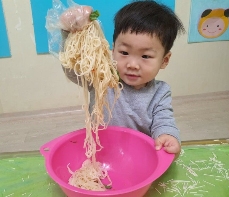 국수놀이촉감놀이 어린이집 오감활동 24개월꿀이일상 네이버 블로그