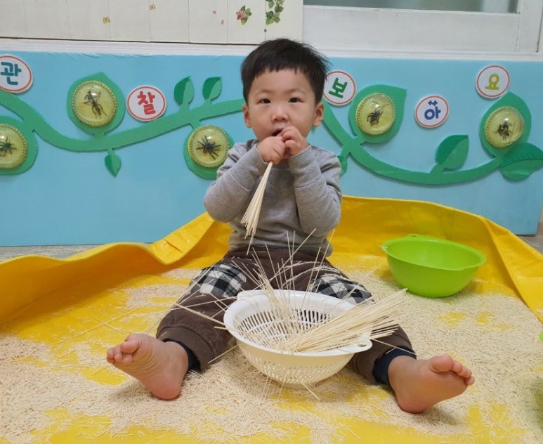 국수놀이촉감놀이 어린이집 오감활동 24개월꿀이일상 네이버 블로그