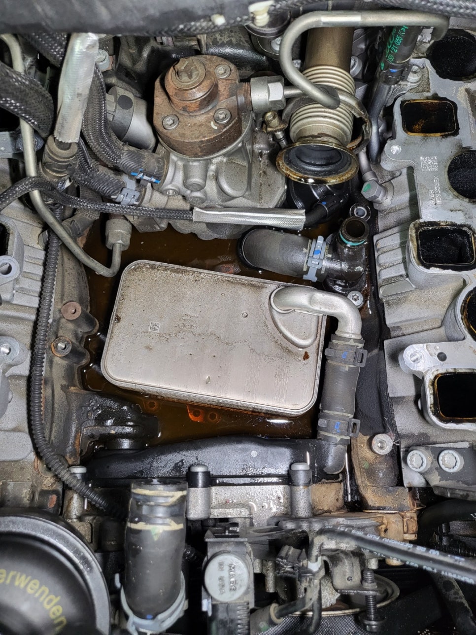아우디 A6 45tdi 냉각수 누수 오일 누유로 냉각수 차단 밸브 오일쿨러 개스킷 흡기 클리닝 로커암커버 가스켓 교환