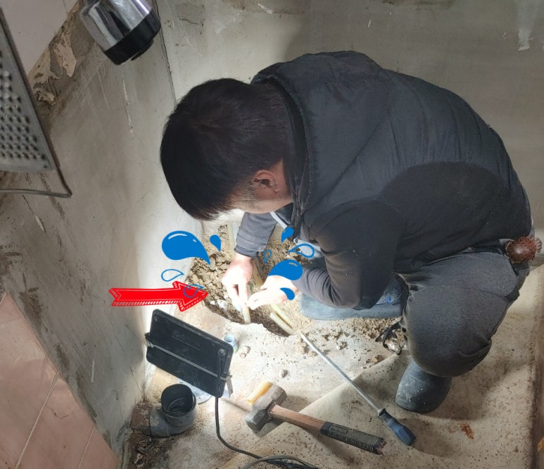방과 벽 쪽으로 물이 떨어지는 원인 주방 싱크대를 불리하여 난방 배관 엑셀 파이프에 누수되는 배관 찾아 수리 완료하였습니다
