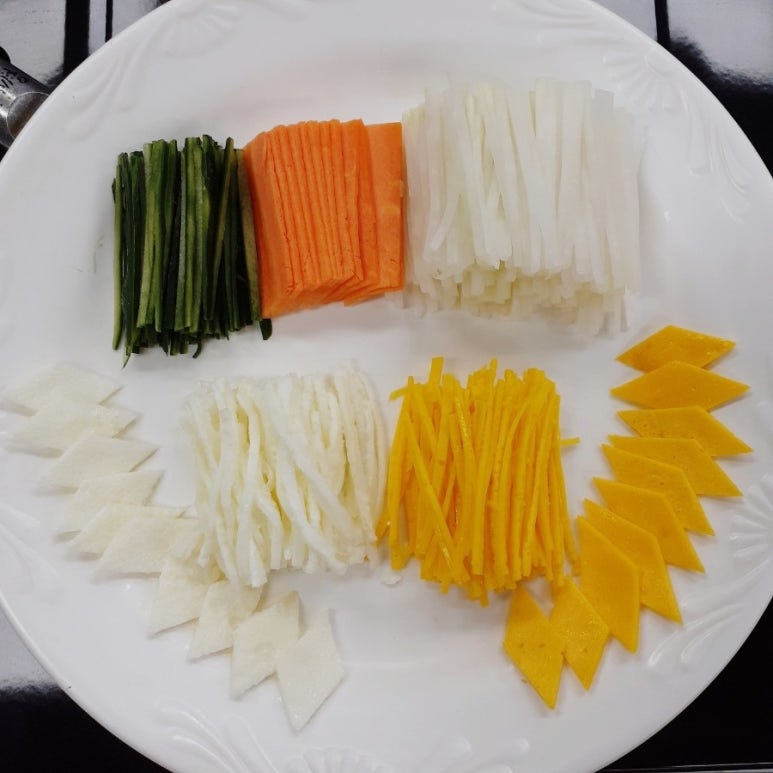 한식조리기능사 실기 1일차 달걀지단썰기 오이돌려깎기 썰기 무채썰기 당근골패썰기 달걀마름모썰기 재료썰기 무쌈말이 네이버 블로그