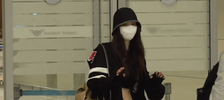 한소희 공항패션 미국 디올쇼 일정 포디어웍스 백팩 마뗑킴 루즈 데님 팬츠 베이프 풀집업 후드자켓 네이버 블로그