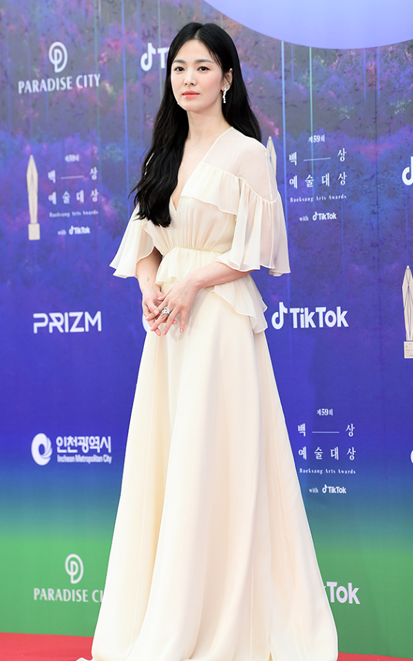 손목에 타투하고 백상 최우수상 받은 송혜교 쇼메 드롭 귀걸이 가격은 네이버 블로그