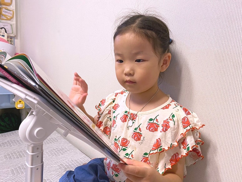 유아독서대추천 :: 침대.바닥.책상에서 모두 사용할 수 있는 엠바비 키키독서대 : 네이버 블로그