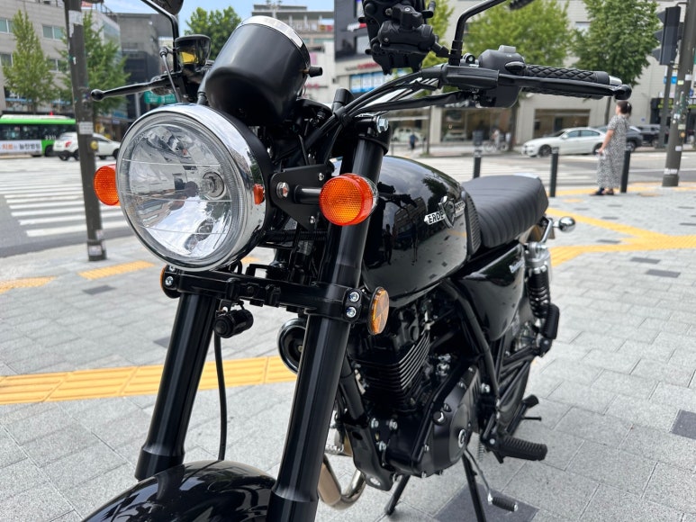 클래식 메뉴얼 바이크 엘로이 팬텀125 S 유광블랙 신차출고 지넷 Mvr S1 블랙박스 등록대행 핸드폰거치대 장착