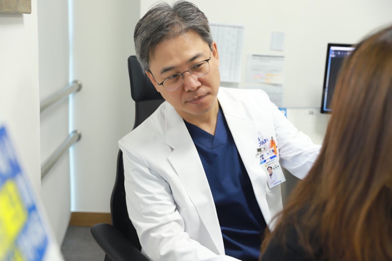 시사프리신문 바로선병원 양방향 척추내시경 수술 권위자 한용택 원장 영입