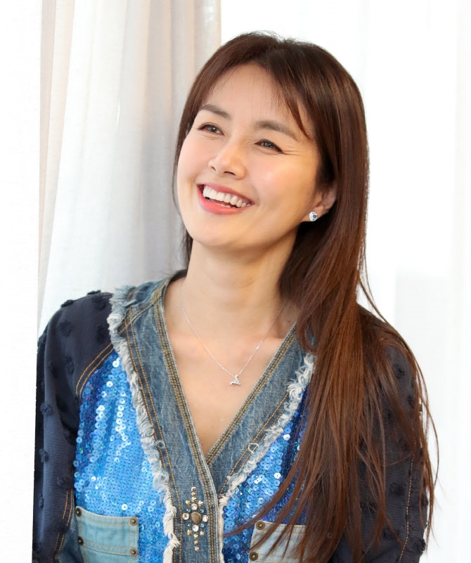 신애라 프로필 본명 나이 고향 키 혈액형 가족 학력 종교 데뷔 드라마 영화 출연작품 필모그래피 : 네이버 블로그