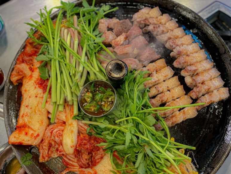 미나리 듬뿍 얹어주는 파주 삼겹살 맛집 야당 목구멍 네이버 블로그