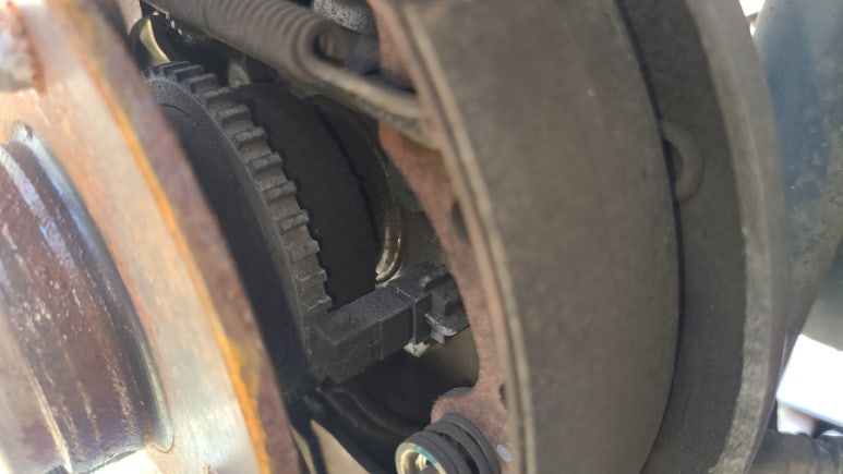 삼성차, SM3, ABS 경고등, 휠 스피드 센서, 톤 휠, 간헐적 작동 불량, 미끄럼 방지, 브레이크, 제동장치, 회전수, 전기장치 : 네이버 블로그