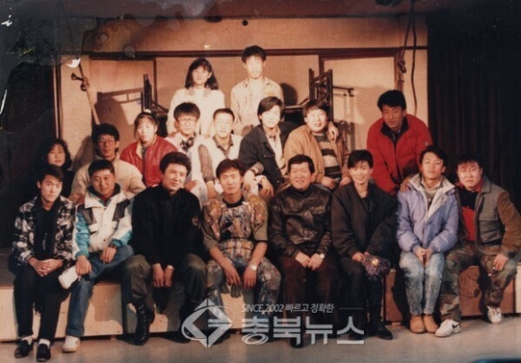 유해진 지역 극단 공연으로 연극 무대 복귀 충북 청주 극단 청년극장 40주년 기념작 열개의 인디언 인형20241022