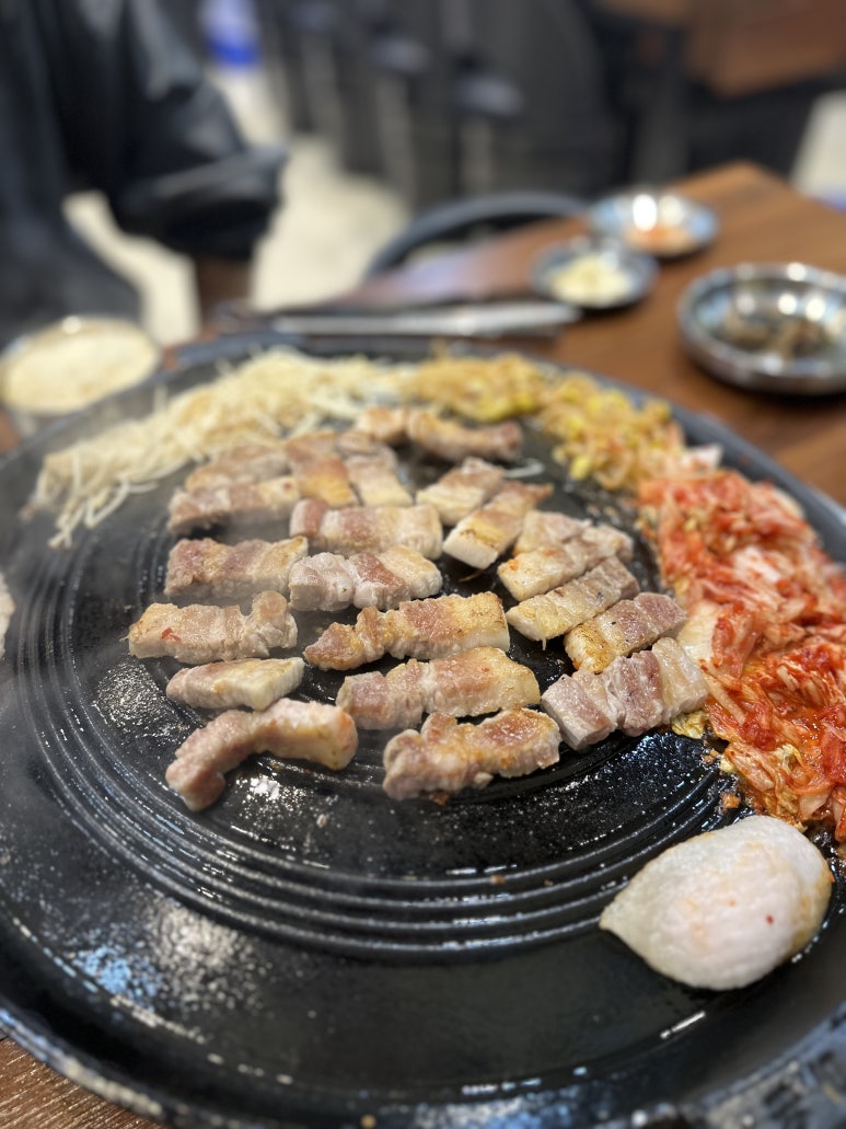 안산 사동 맛집 그랑시티자이에 위치한 솥뚜껑삼겹김치 네이버 블로그