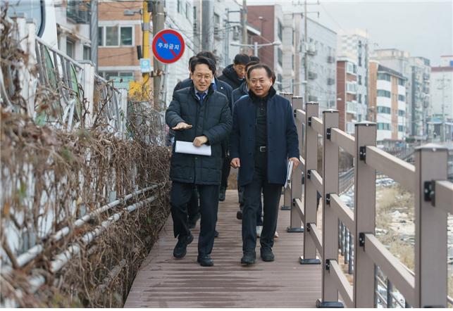 시사프리신문 천준호 국회의원 우이천 보행환경 개선사업 현장 방문