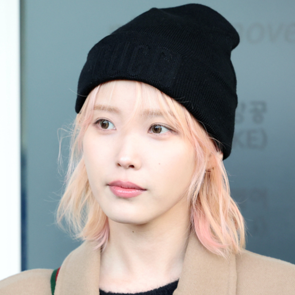 데뷔 후 첫 파격 탈색머리 아이유 공항패션 구찌 코트크로스백 가방더플백비니부츠 네이버 블로그