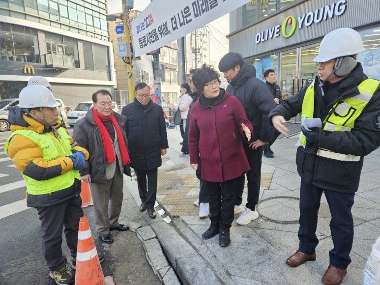 시사프리신문 이종환 서울시의원 유인애 강북구의원 ‘수유역 대각선 교차로 바닥신호등 설치 앞장