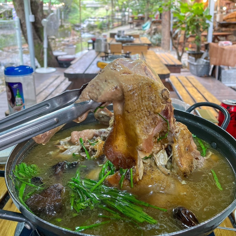 대구 근교 가볼만한 곳 시원한 계곡에서 즐기는 백숙 느티골” 속이 뻥~ 뚫리는 뷰 맛집 가창 카페 ”대새목장