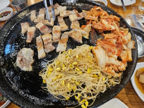 부천 맛집 돈이랑 김치랑 고강점 최애 솥뚜껑 삼겹살 맛집 서울에서부터 찾아가는 맛집 : 네이버 블로그
