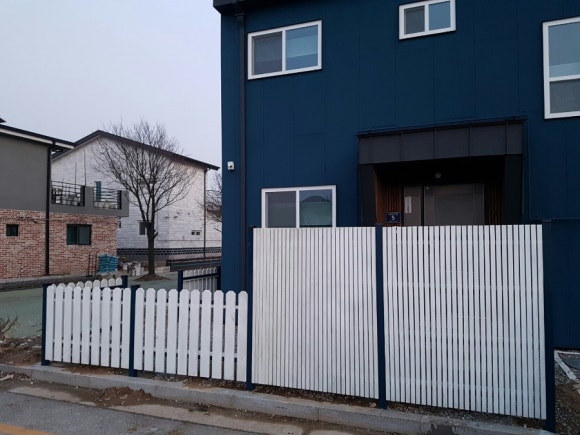 화이트 방부목재 합성목재 휀스 조립식 울타리 및 가림막 제작을 영종도 전원주택에 진행했습니다 : 네이버 블로그
