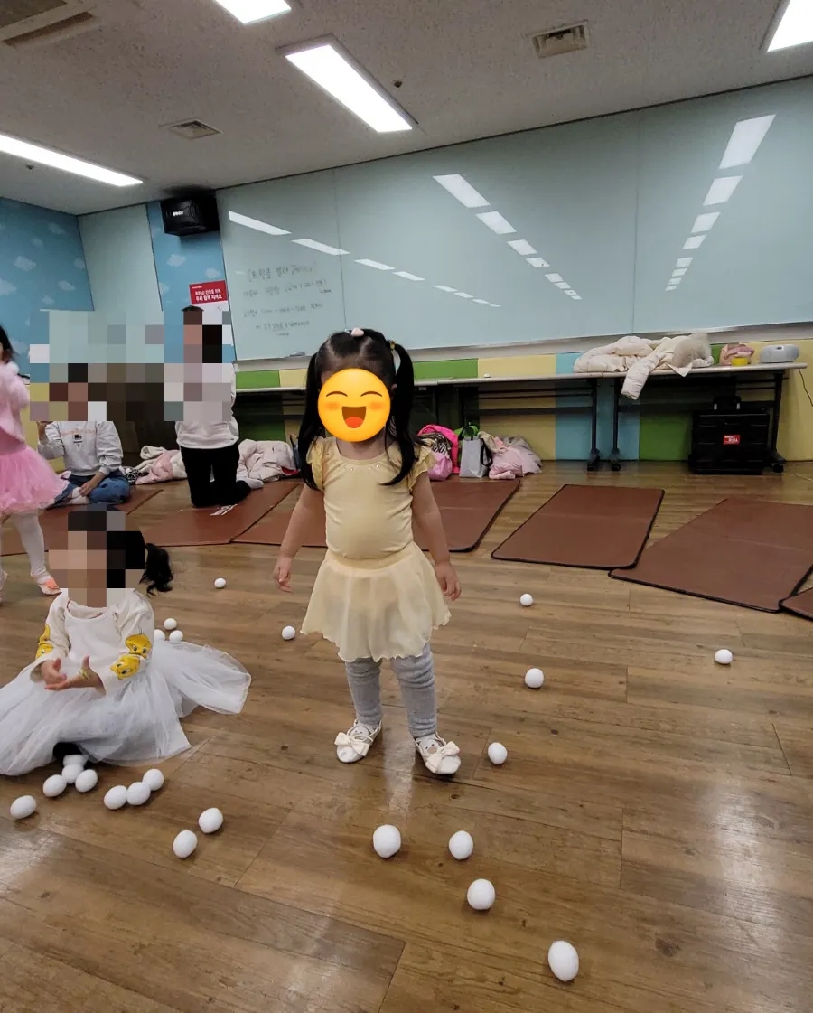 공주병 걸린 27개월 아이가 좋아하는 트윈클 영어발레 신도림 홈플러스 겨울 문센 발레복 발레슈즈 사이즈 팁 네이버 블로그