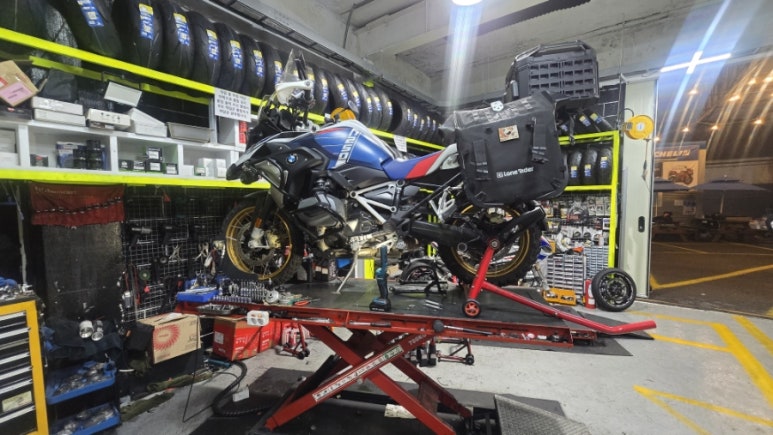 YG바이크 BMW R1250GS 미쉐린 타이어교환 : 네이버 블로그