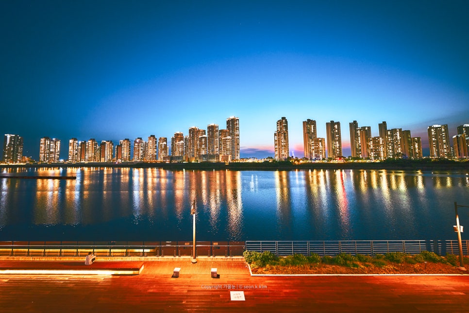 삼양 AF 14-24mm F2.8 FE, 445g짜리 가벼운 초광각 줌렌즈로 찍어본 송도 야경 사진 w/ 소니 A7C2 풀프레임 미러리스 카메라 : 네이버 블로그