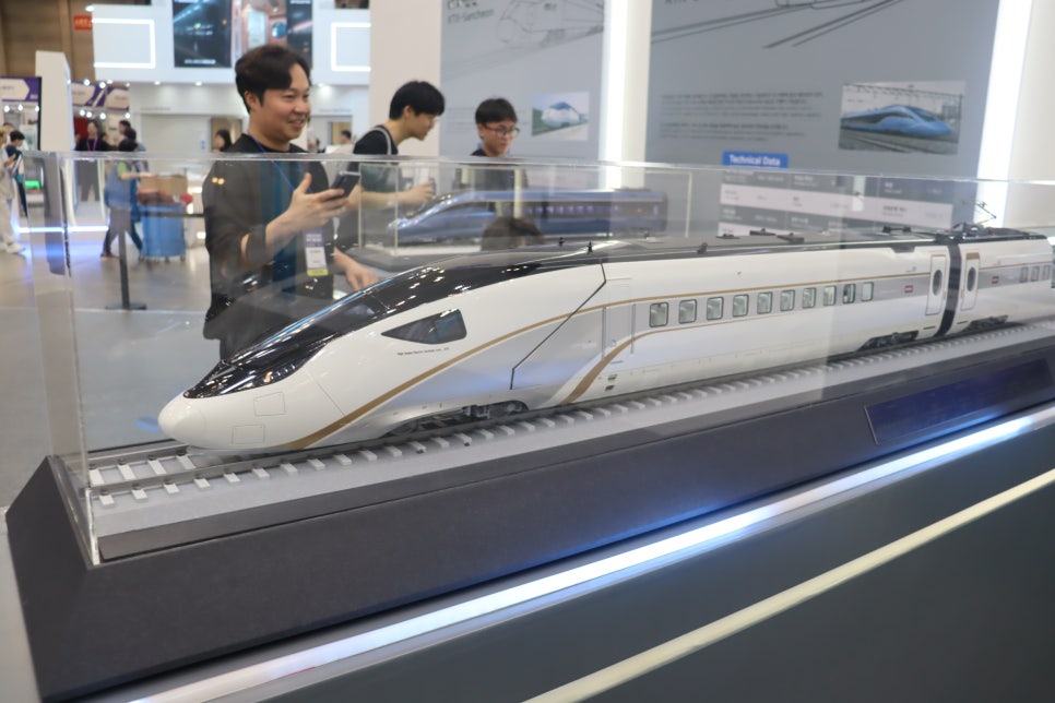 벡스코 2025 부산국제철도기술산업전 2편 - 현대로템 EMU-370 모형 : 네이버 블로그