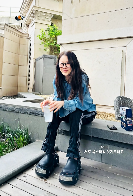 벽돌 신발? 180만원대라는 고현정 발렌시아가 크록스 샌들 충격적인 가격 : 네이버 블로그