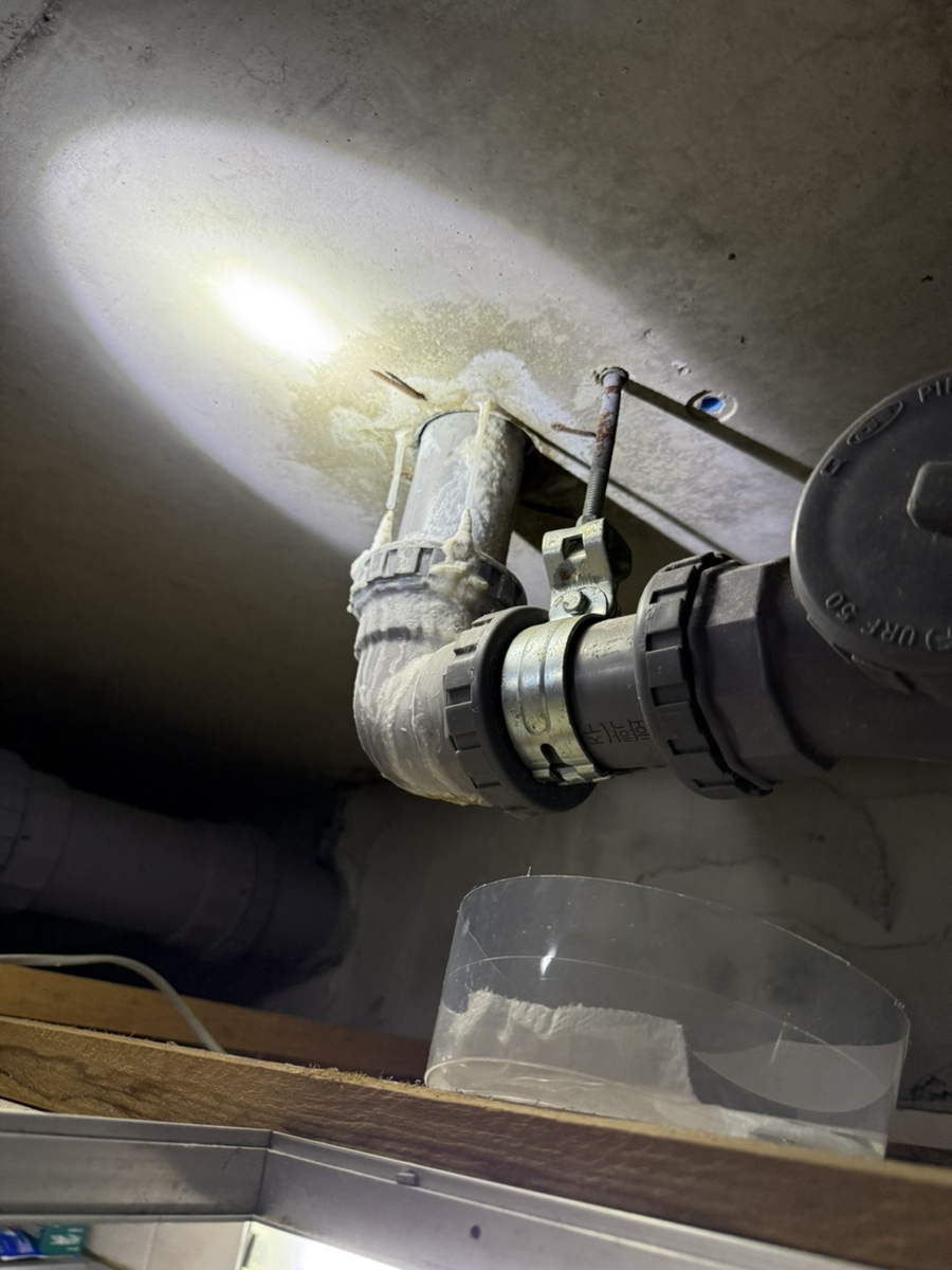 마포구 창전동 경남아너스빌 아파트 밑에 층 거실 화장실 천장에서 물방울이 떨어져서 원인을 찾아서 깔끔하게 해결해 드렸습니다 ...