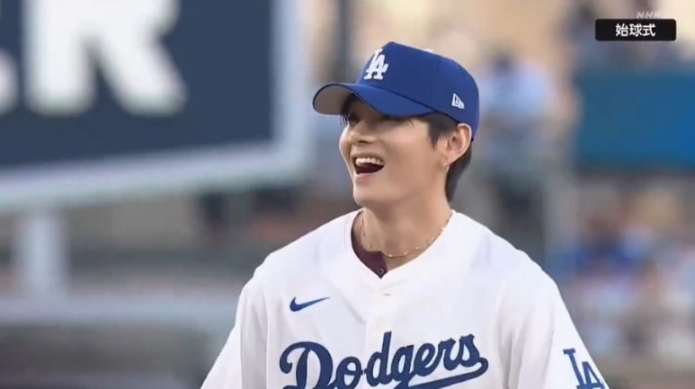 BTS 방탄소년단 뷔 - 250826 미국 MLB 메이저리그 LA다저스 스타디움 홈경기 등번호 7번 유니폼 입고 데뷔 첫 시구 ...