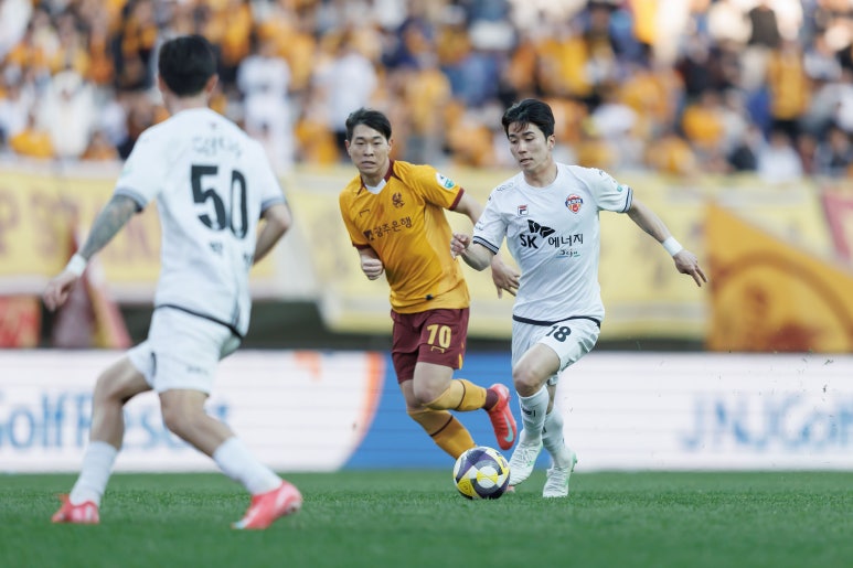 [K리그] 제주SK vs 광주FC 2025 K리그1 28R 프리뷰 - 올해도 강등 경쟁 중인 제주, 이제는 우승컵을 노리는 광주 : 네이버 블로그
