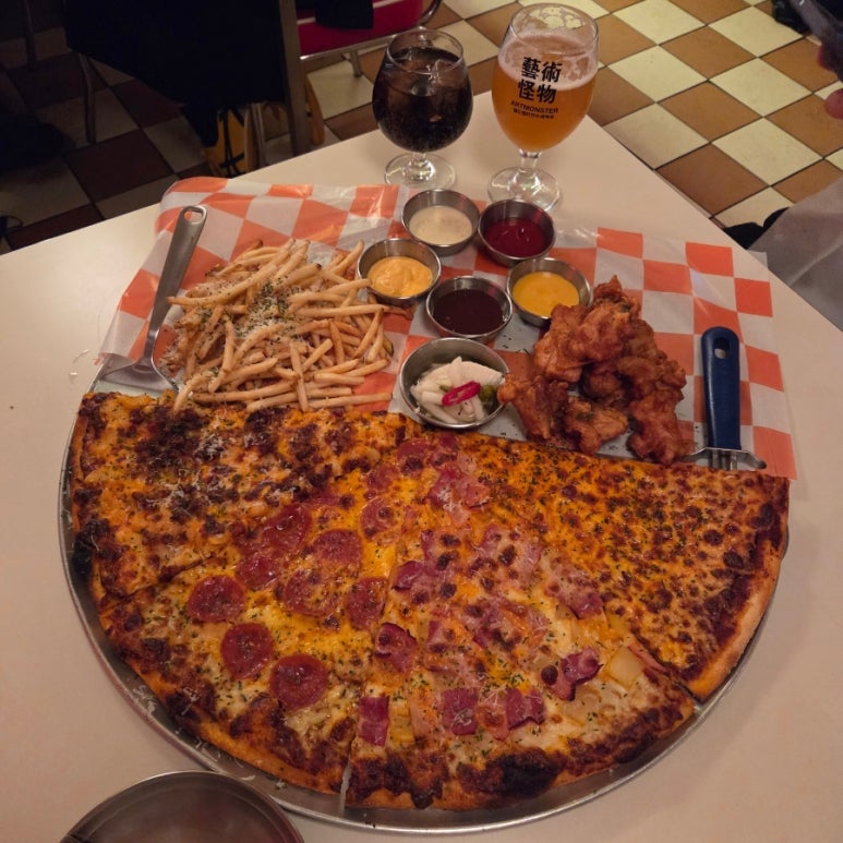 홍대피자 '레이몬드 RAYMOND' 미국 감성 피맥 후기 : 네이버 블로그