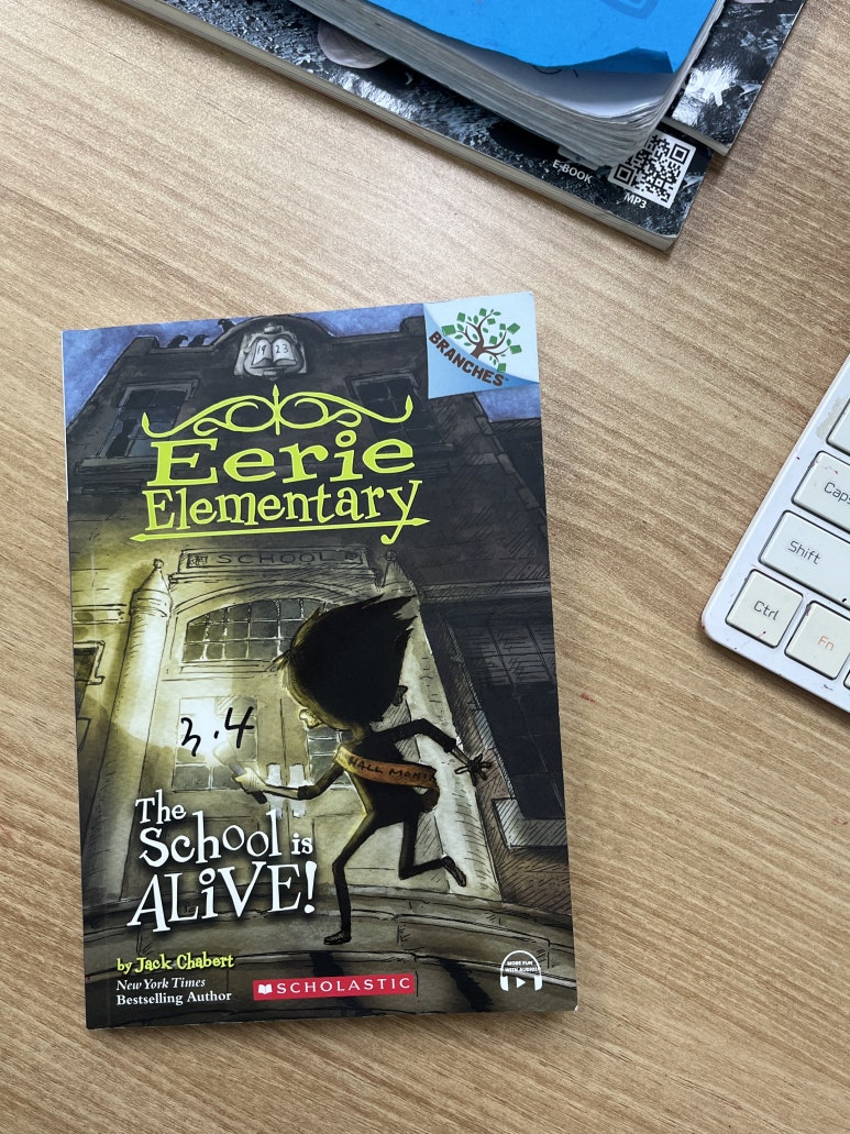 계속 빠져드는 미스터리 시리즈《Eerie Elementary 1: The School is Alive!》 : 네이버 블로그