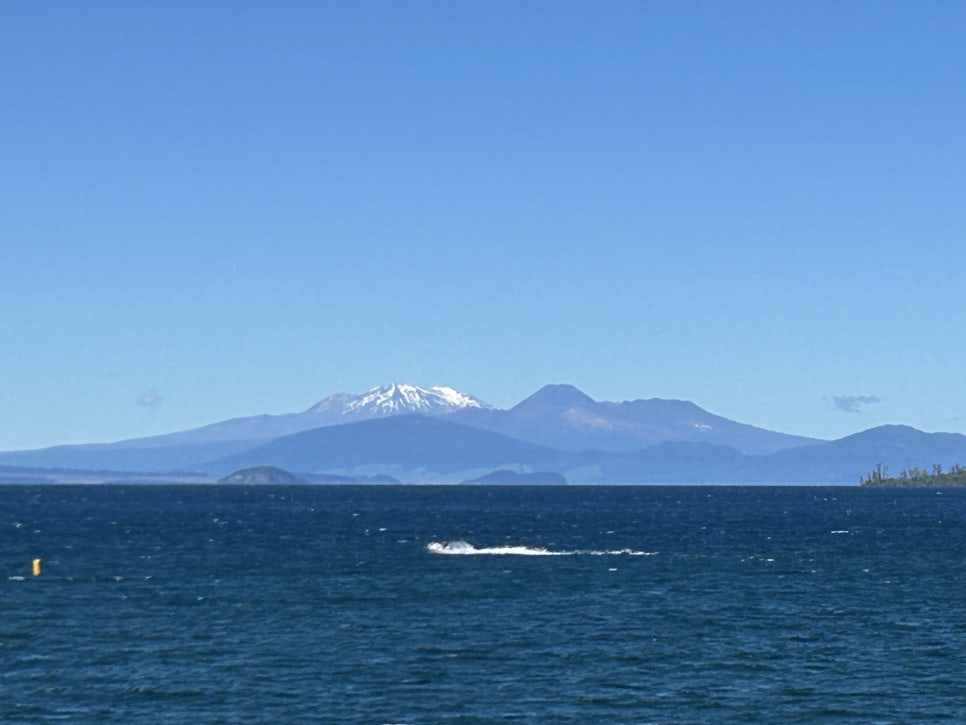 타우포 호수 & 비행기가 있는 맥도날드 : 네이버 블로그