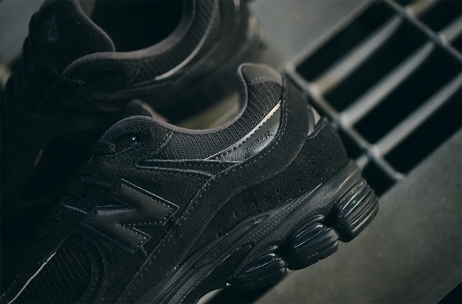 이번엔 “나도 살래!“를 외칠 타이밍 뉴발란스 2002R의 트리플 블랙! : 네이버 블로그